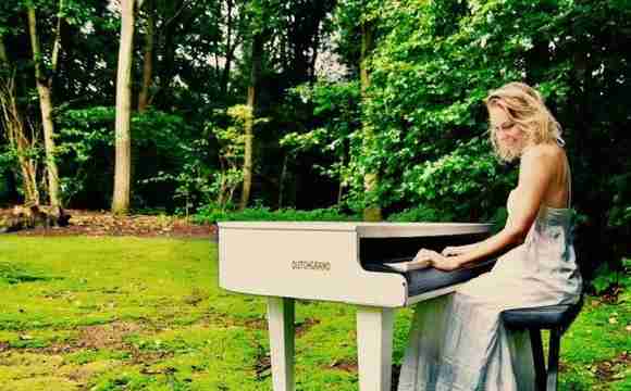 Book a female singer for your party, birthday or wedding?