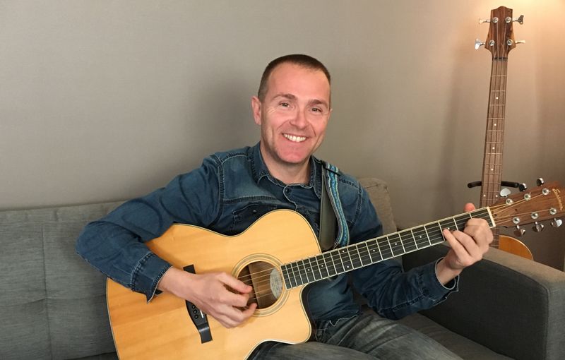 Zanger-gitarist Hans huren | Evenses Entertainment